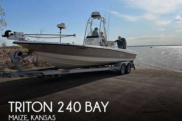 2017 Triton Center Console 240 Bay LT